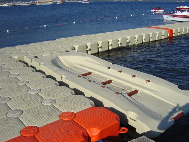 Modular Floating Cubes : Sunny Dock | Photos